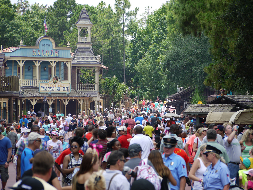 Chinese theme-park queue-jumping techniques / Boing Boing