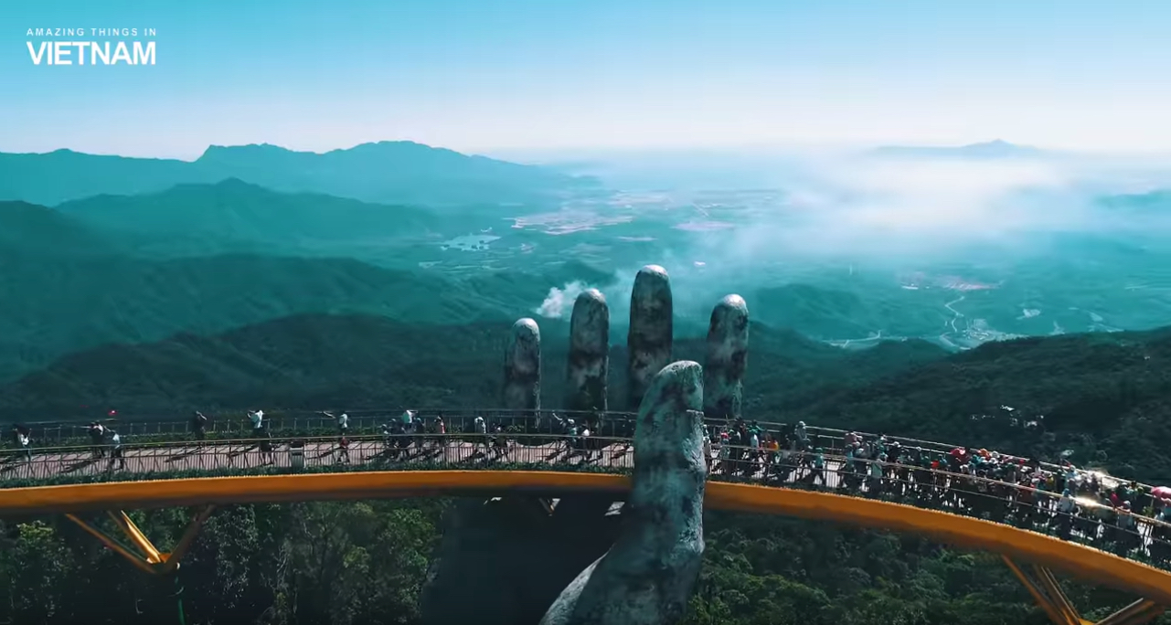 New Vietnamese bridge appears held aloft by a giant hand / Boing Boing